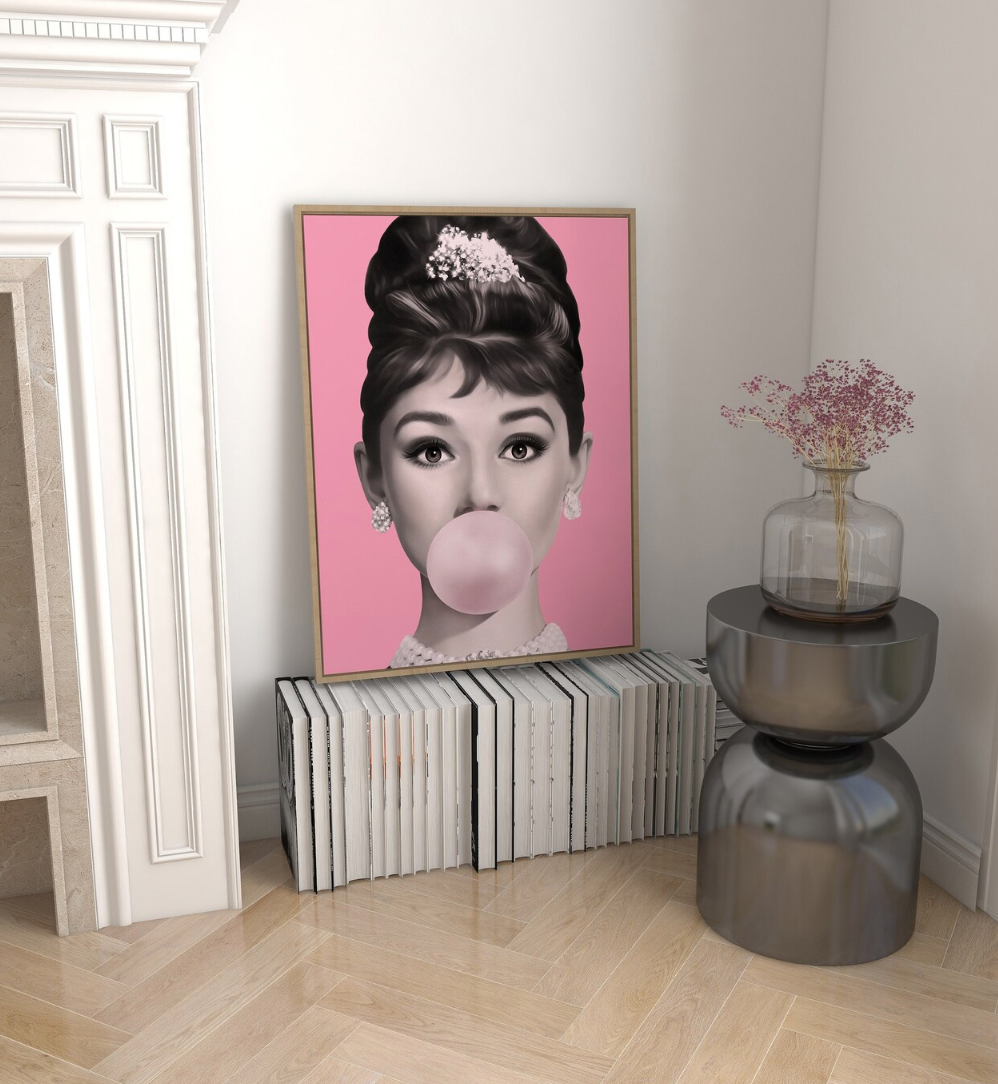 Cuadro de Audrey Hepburn rosa, Mascando Chicle pop – Cuadros Deco